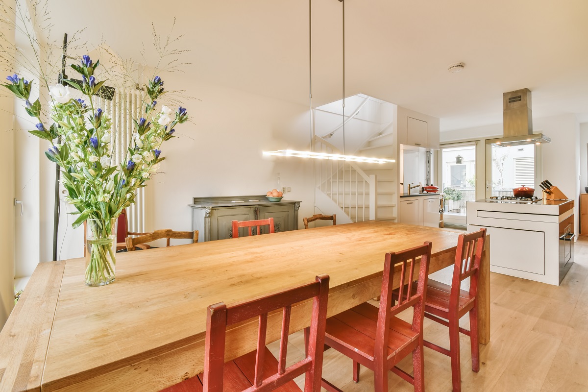 Distribución y decoración de un salón comedor rectangular