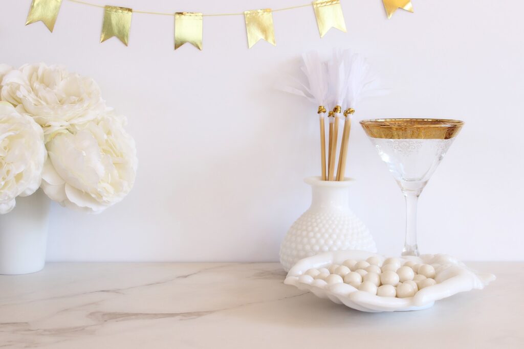 Qué colores combinan con el dorado para decorar una casa