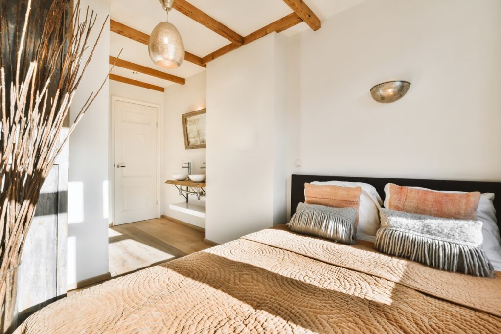 Qué colores combinan con el rosa para decorar una casa